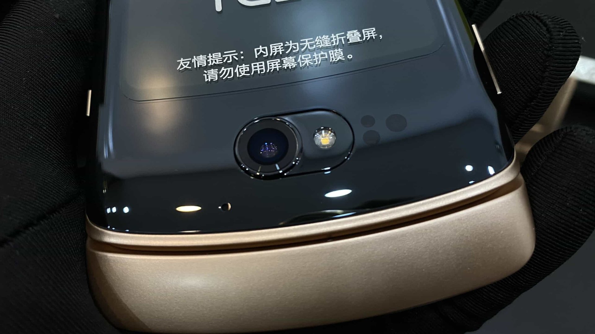 Motorola Razr 5G Gold - Kỳ Lân Luxury