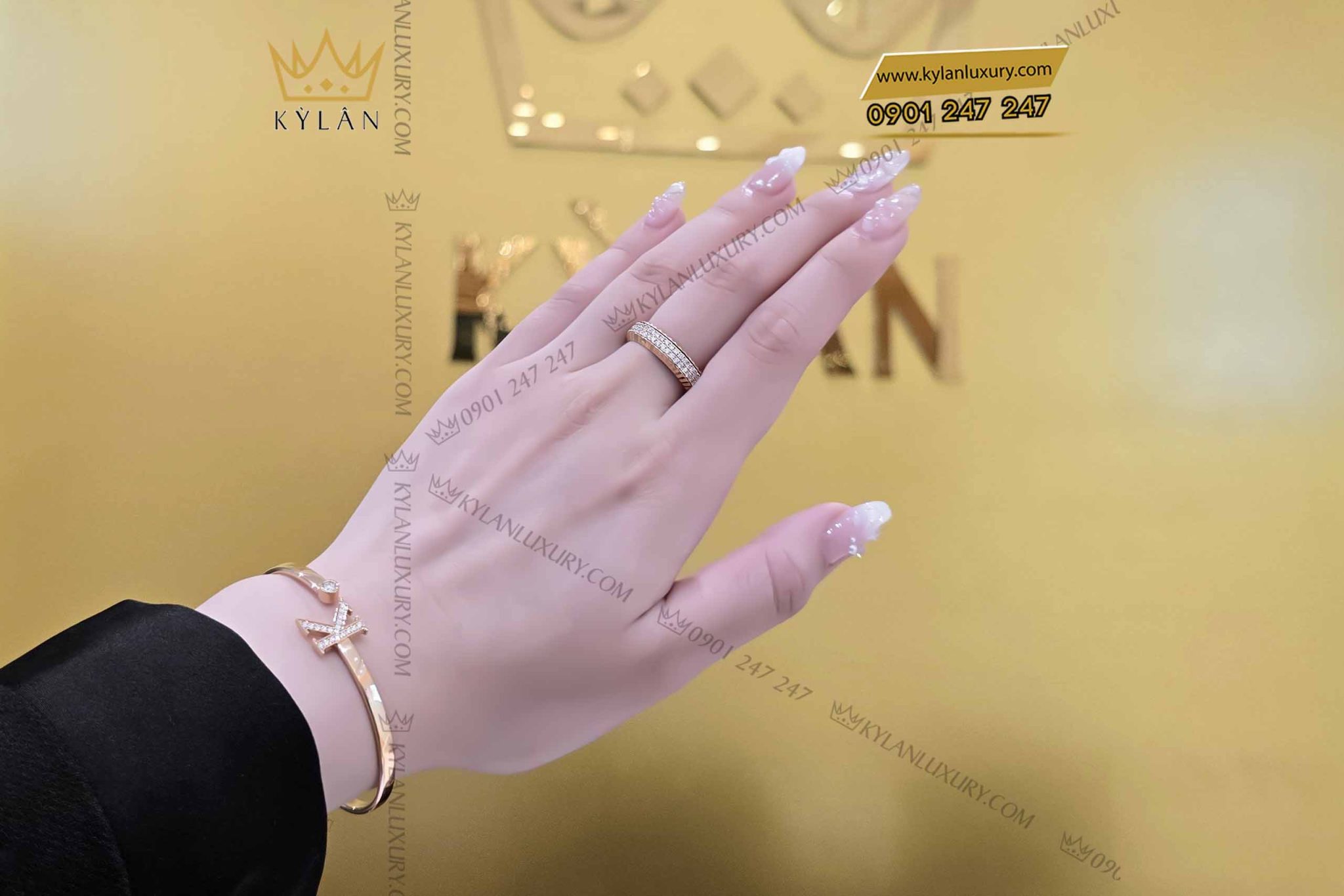 Vòng tay chữ K vàng hồng nguyên khối Au750 đính kim cương