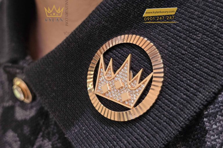 Khuy cài áo vương miện KyLan vàng hồng Au750 kim cương